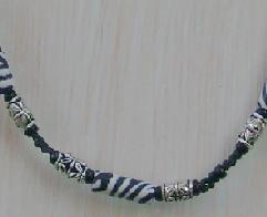 hotsjok - halskæde med zebra perler - S078