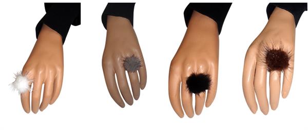 Ringe med pels af mink i natur.