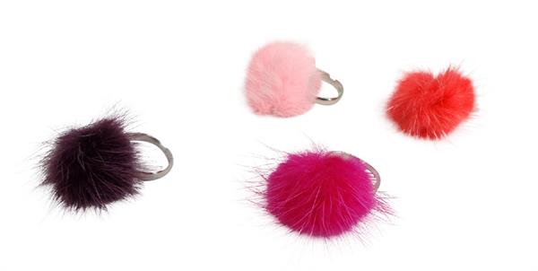 Ringe med pels af mink i røde farver.
