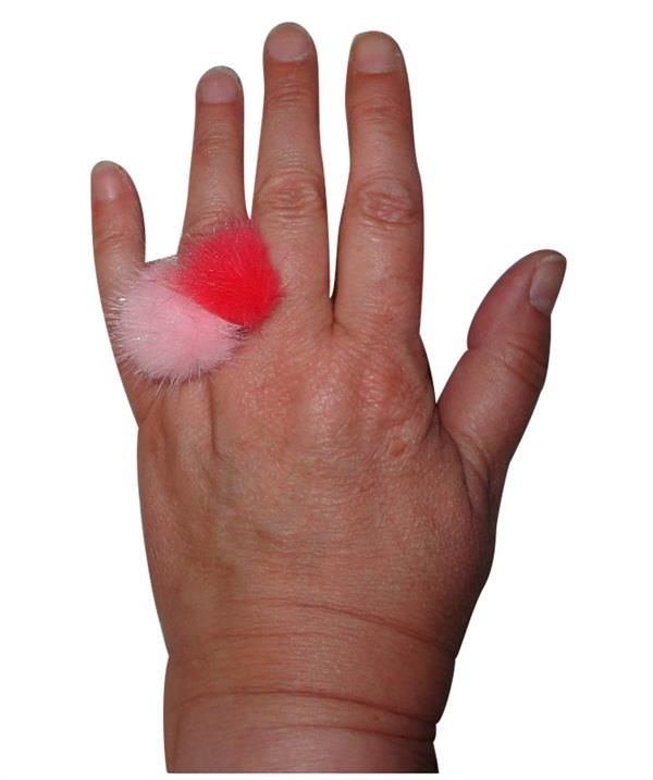 Ringe med pels af mink i røde farver.